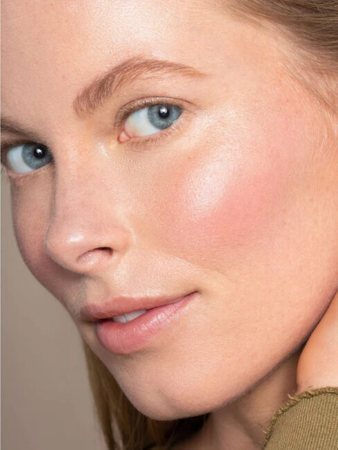 5 Best Editor-Approved Organic Highlighters For Dewy Skin - The Good Trade