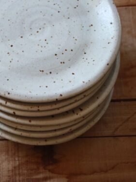 9 Best Sustainable Dinnerware Brands For Ceramic Plates - The Good Trade